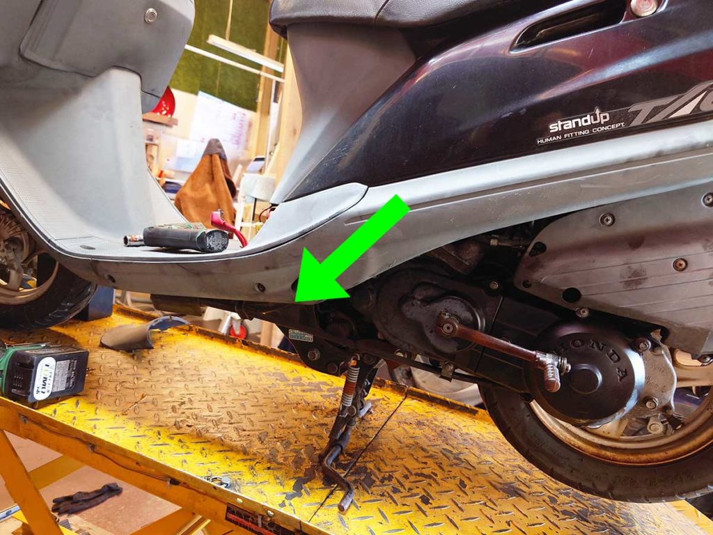 【マニュアル】書類なしでも分かる！タクト（AF24）の車体番号と型式認定番号の調べ方 | ガッチャ・テクニカルブログ